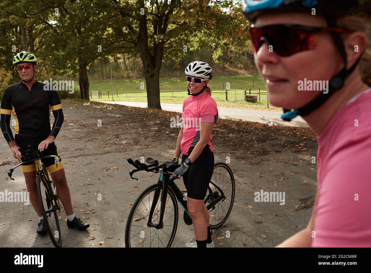 Cyclists resting and talking hi-res stock photography and images - Alamy