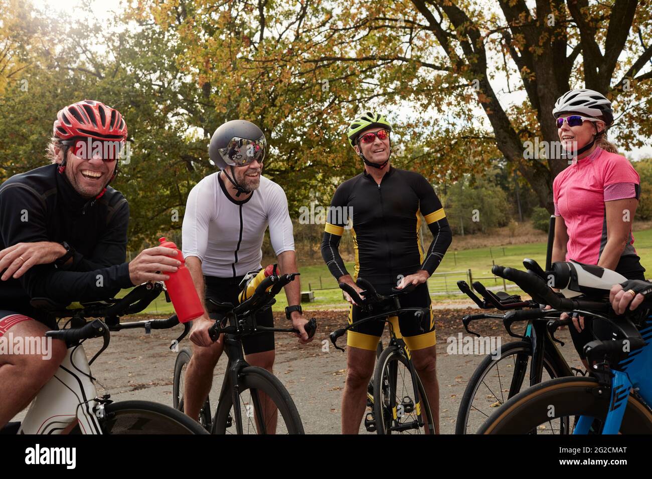 Cyclists resting and talking hi-res stock photography and images - Alamy