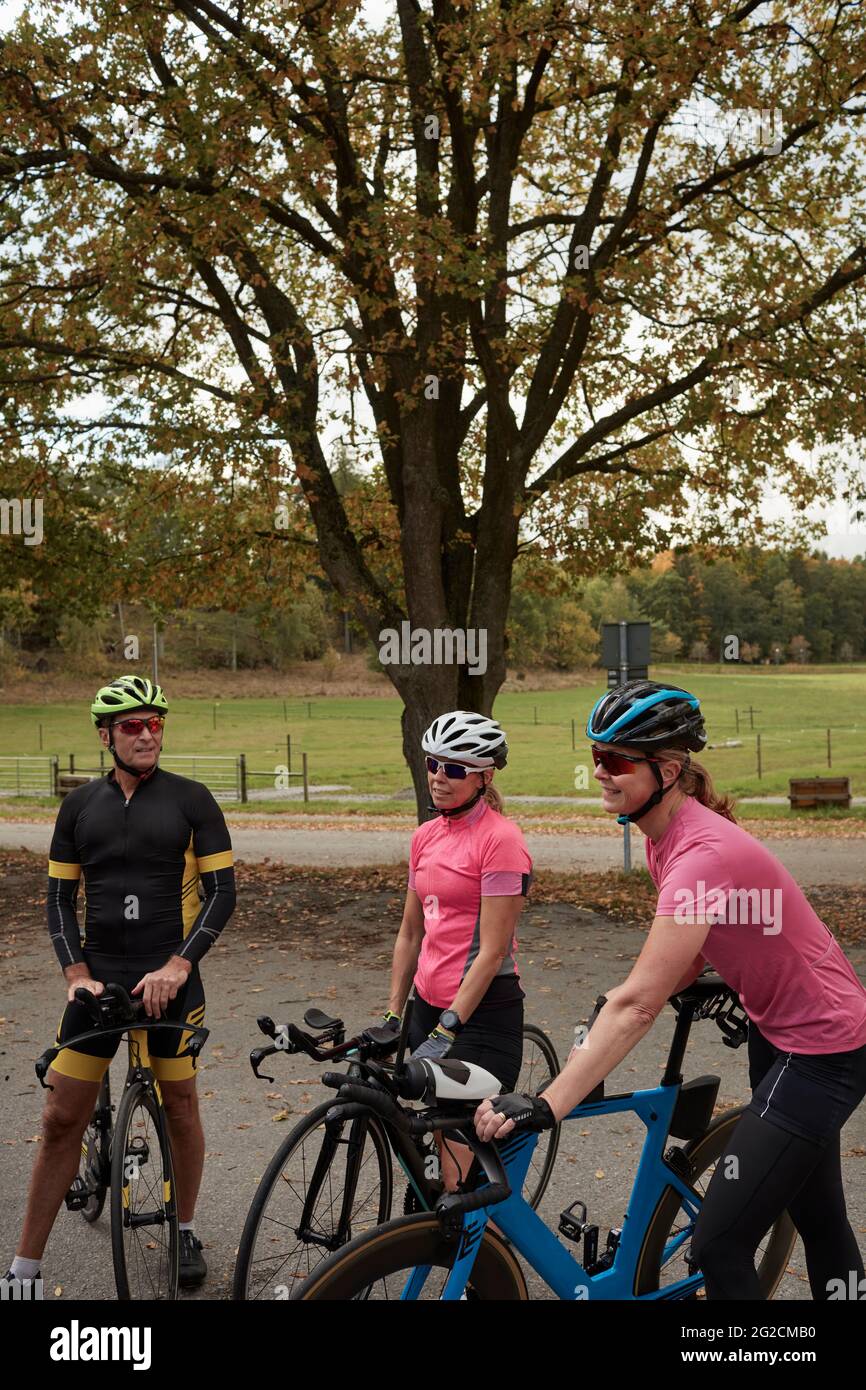 Cyclists resting and talking hi-res stock photography and images - Alamy