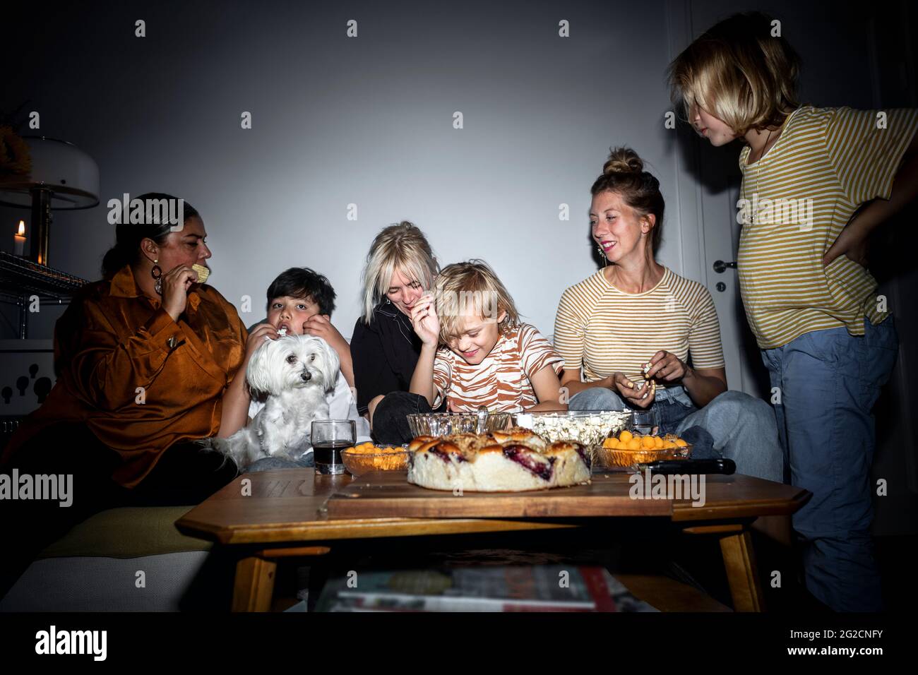 Kids snacking hi-res stock photography and images - Alamy