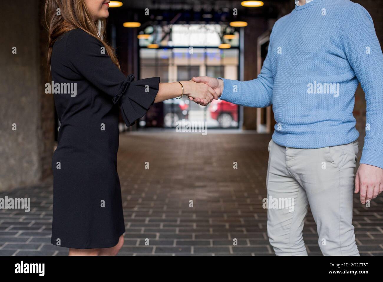 Man and woman shaking hands Stock Photo - Alamy