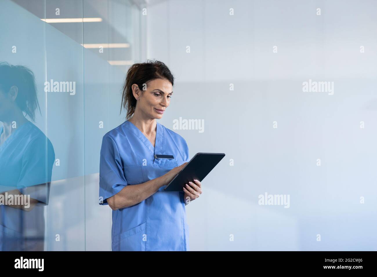 Mature nurse using tablet hi-res stock photography and images - Alamy