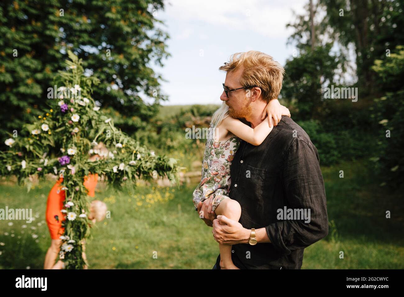 Father hugging daughter Stock Photo - Alamy