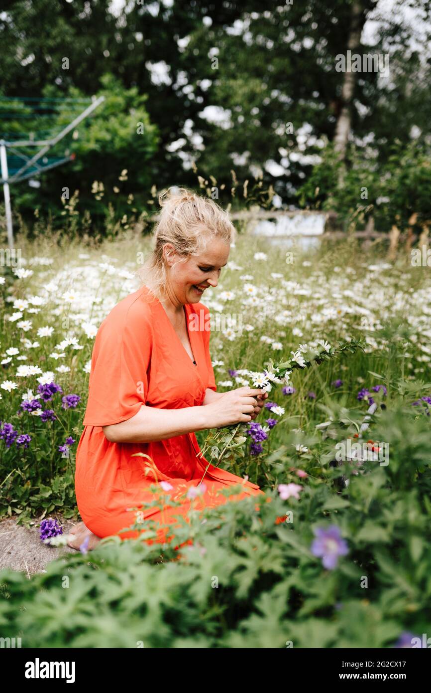Woman pick flowers hi-res stock photography and images - Alamy