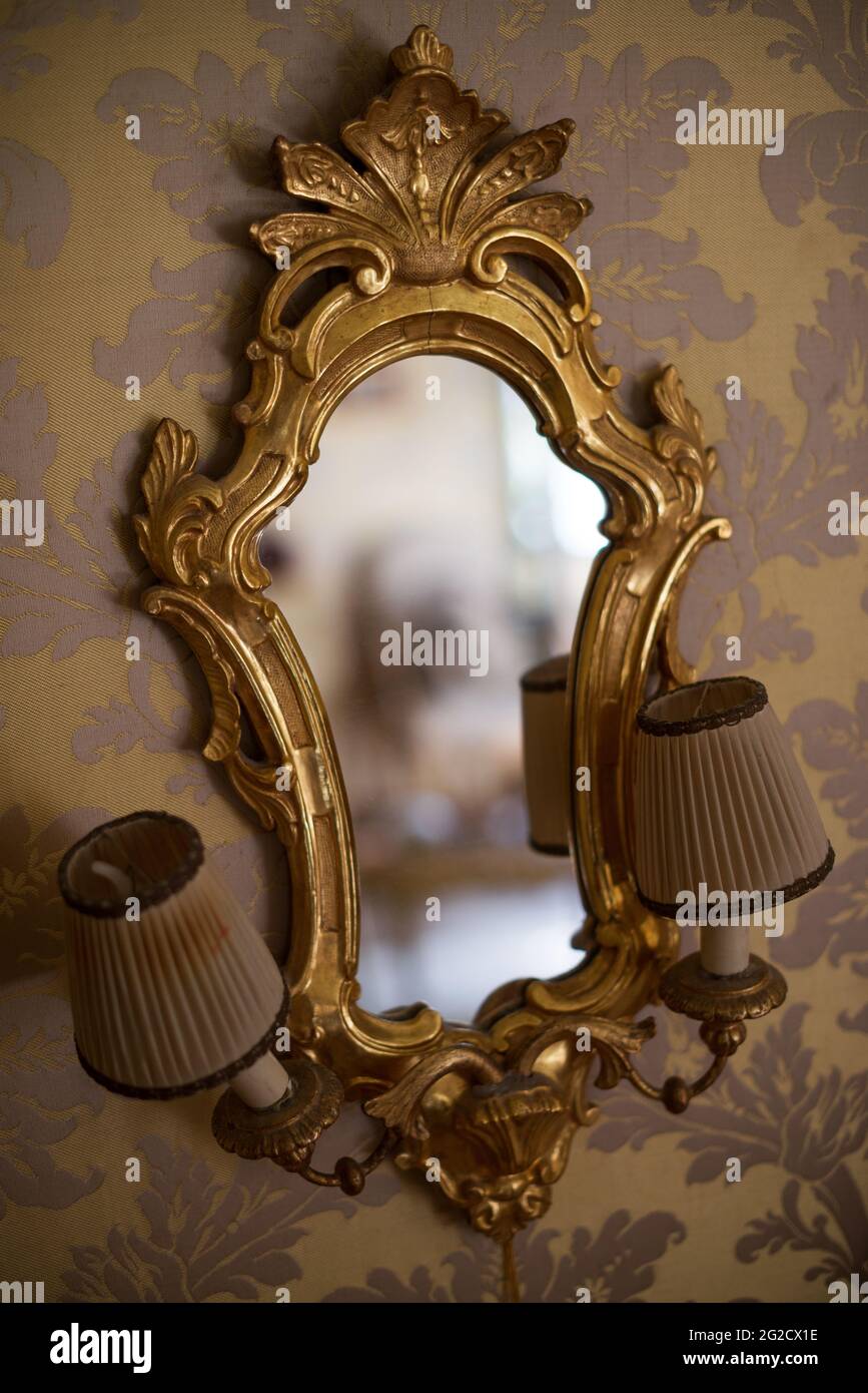 Old fashioned mirror hi-res stock photography and images - Alamy
