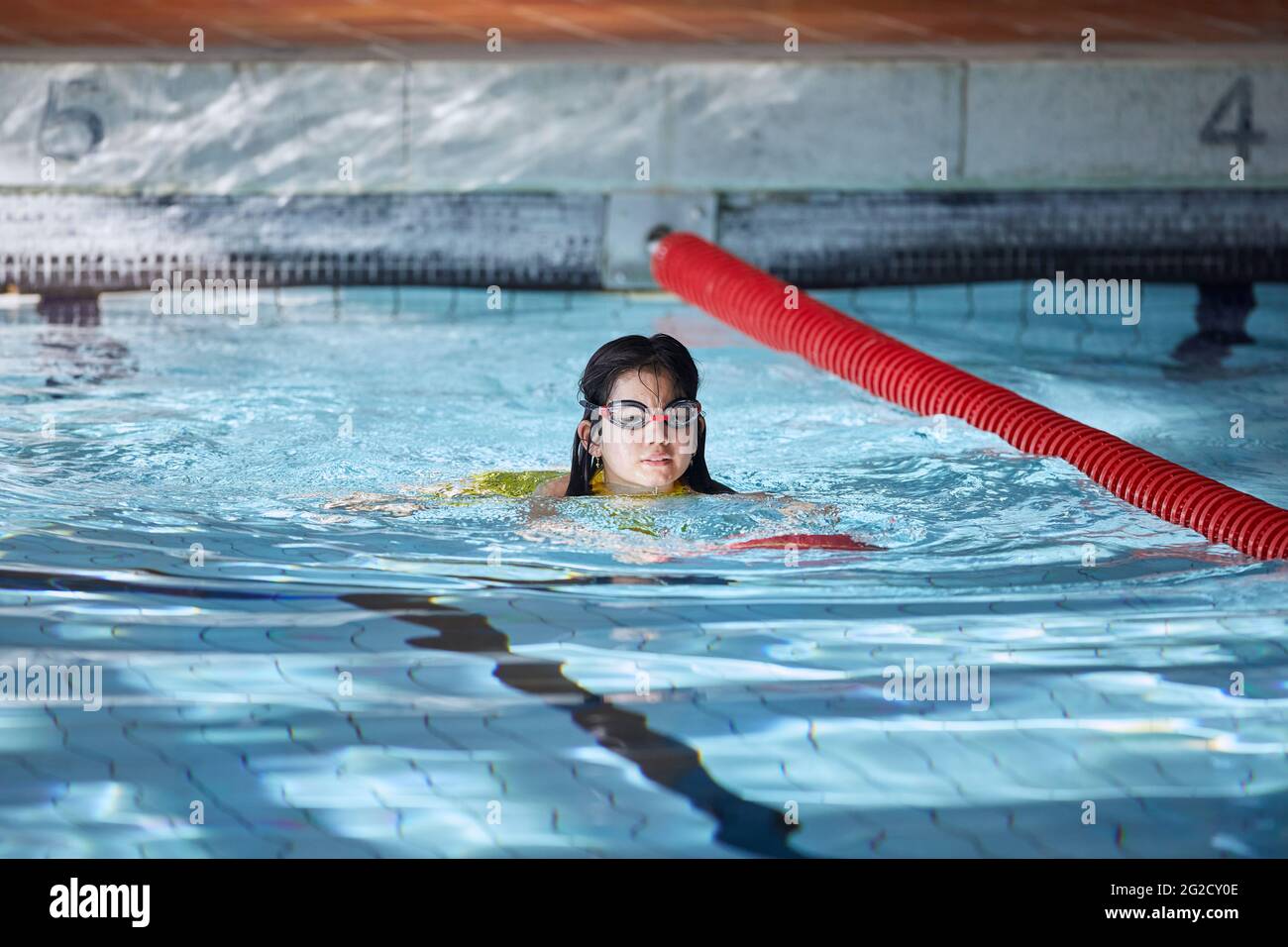 Public swimming pool people hi-res stock photography and images - Alamy