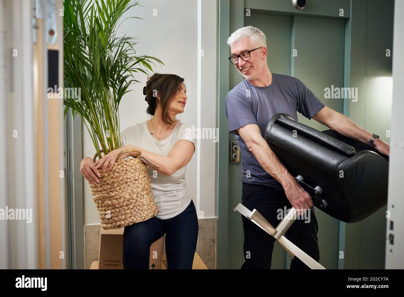 Women carrying chair hi-res stock photography and images - Alamy