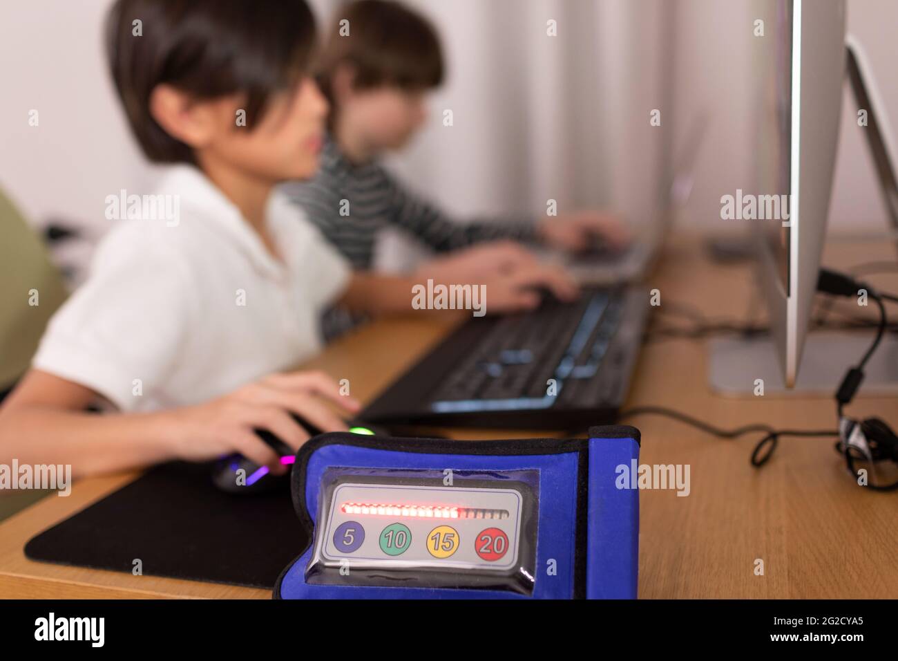 Children using computers together hi-res stock photography and images ...
