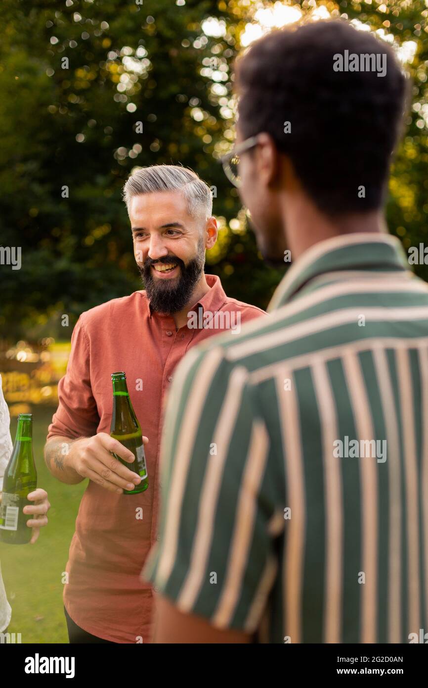 Smiling friends holding short hi-res stock photography and images - Alamy