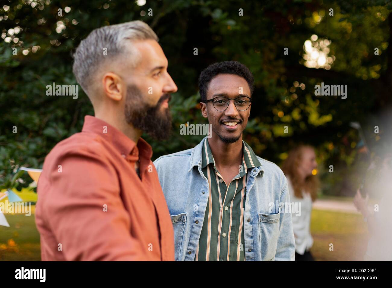 Two men talking in garden hi-res stock photography and images - Alamy