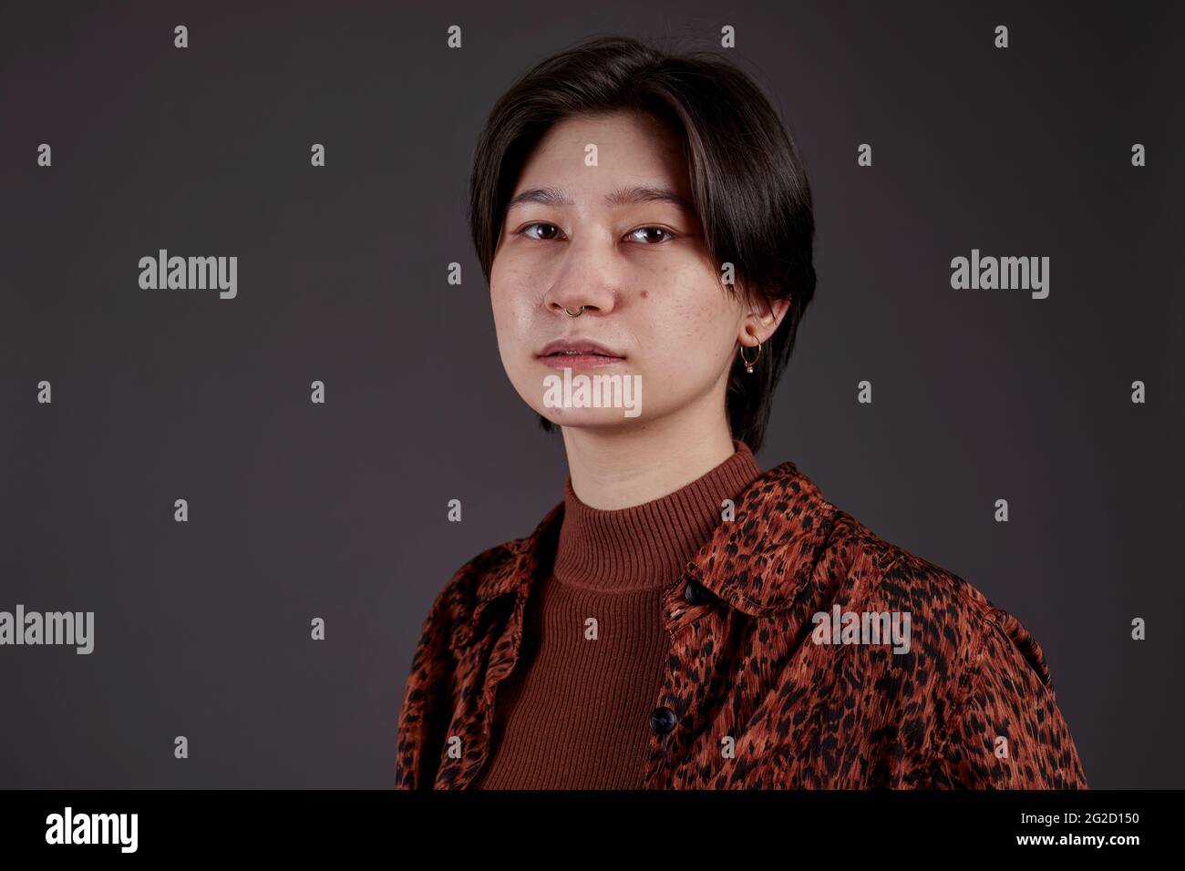 Front view portrait shot hi-res stock photography and images - Alamy