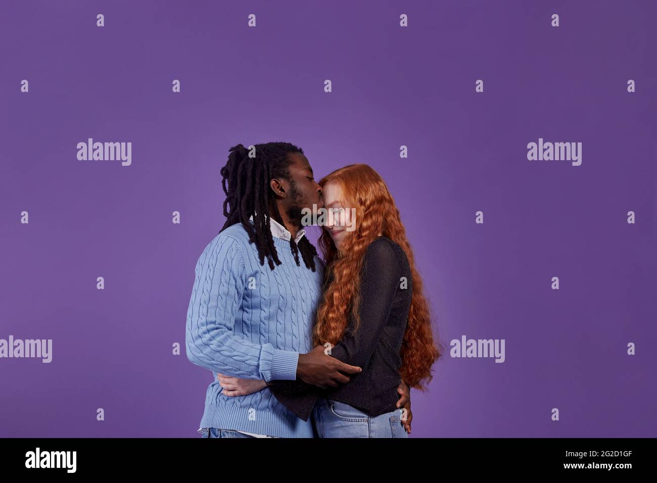 Couple hug studio hi-res stock photography and images - Alamy