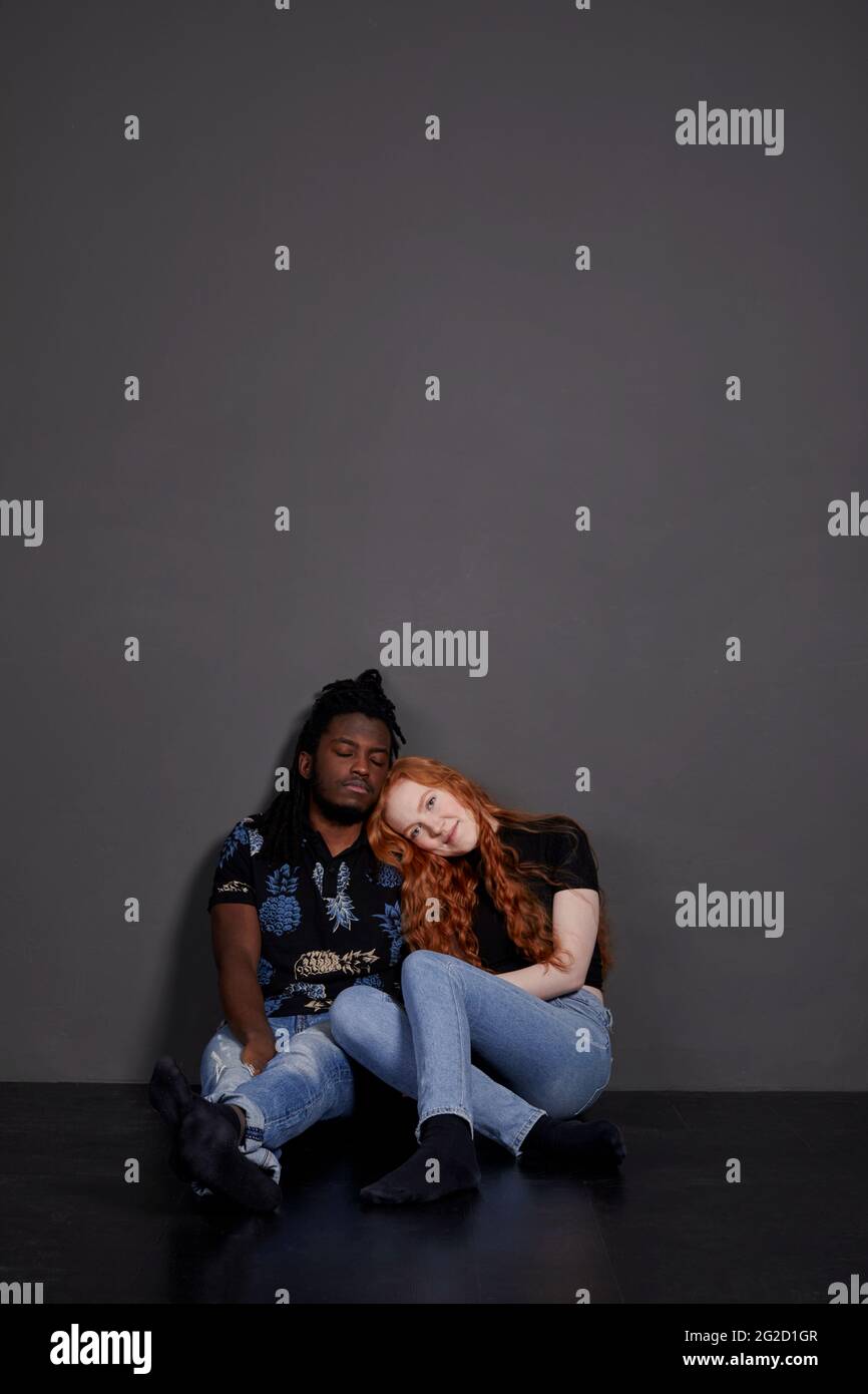 Couple hug studio hi-res stock photography and images - Alamy