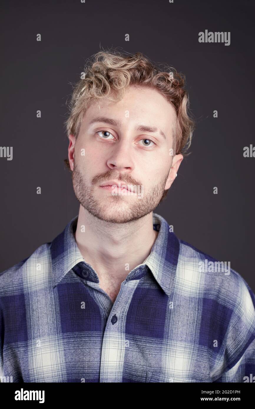 Man looking at camera, studio shot Stock Photo - Alamy