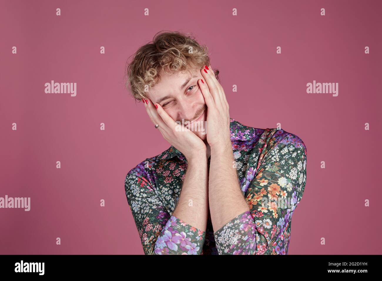 Man looking at camera, studio shot Stock Photo - Alamy