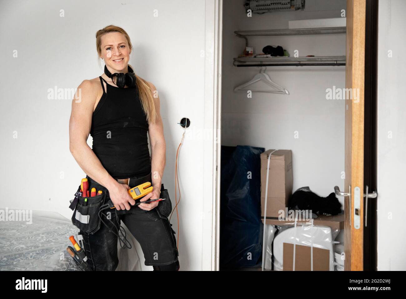 Female electrician hi-res stock photography and images - Alamy