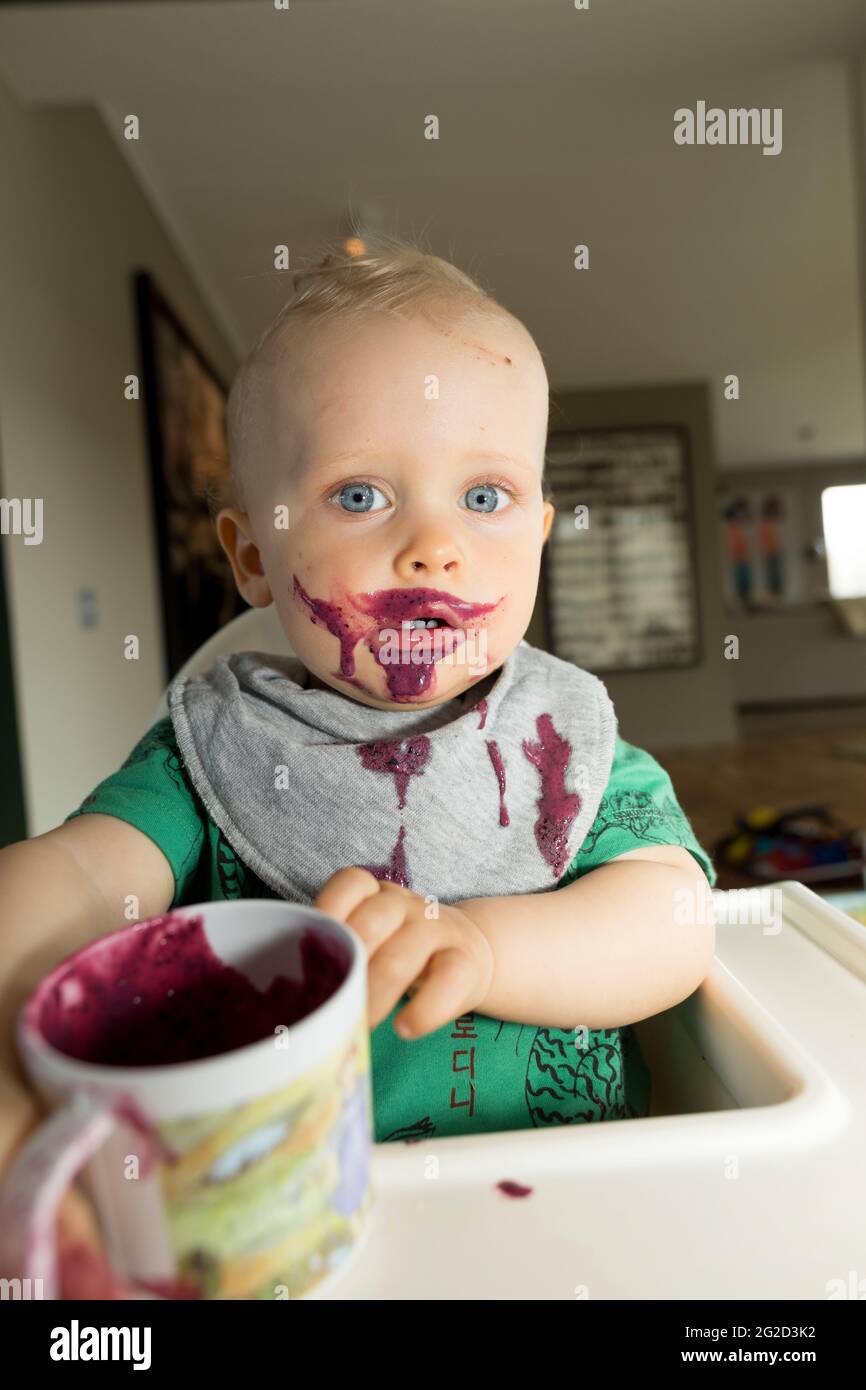 Messy eating man hi-res stock photography and images - Alamy