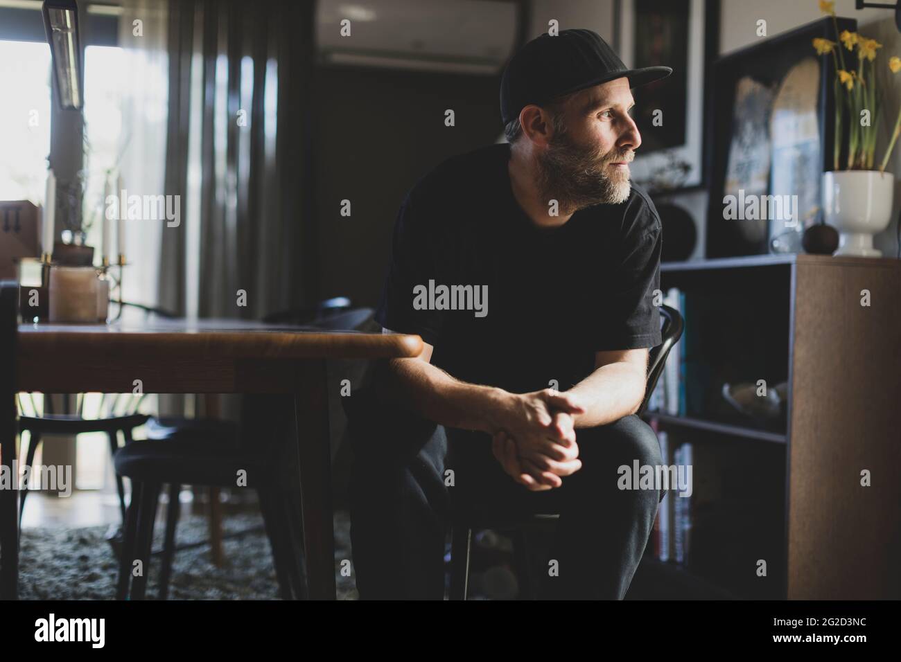 Man with baseball cap hi-res stock photography and images - Alamy