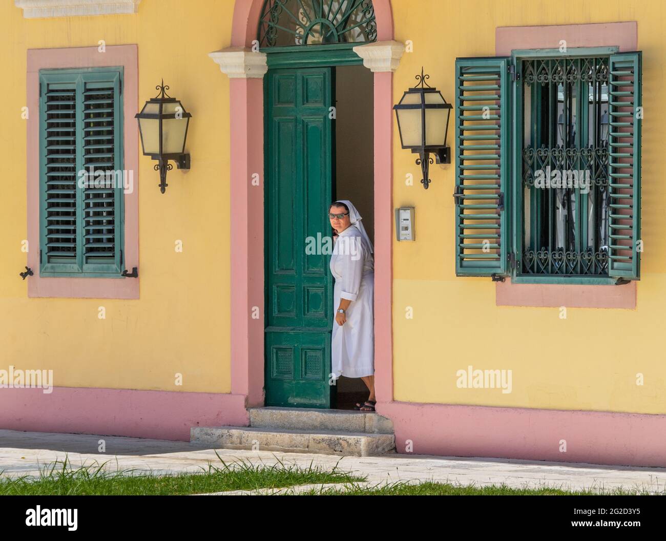 Nun in traditional habit hi-res stock photography and images - Alamy