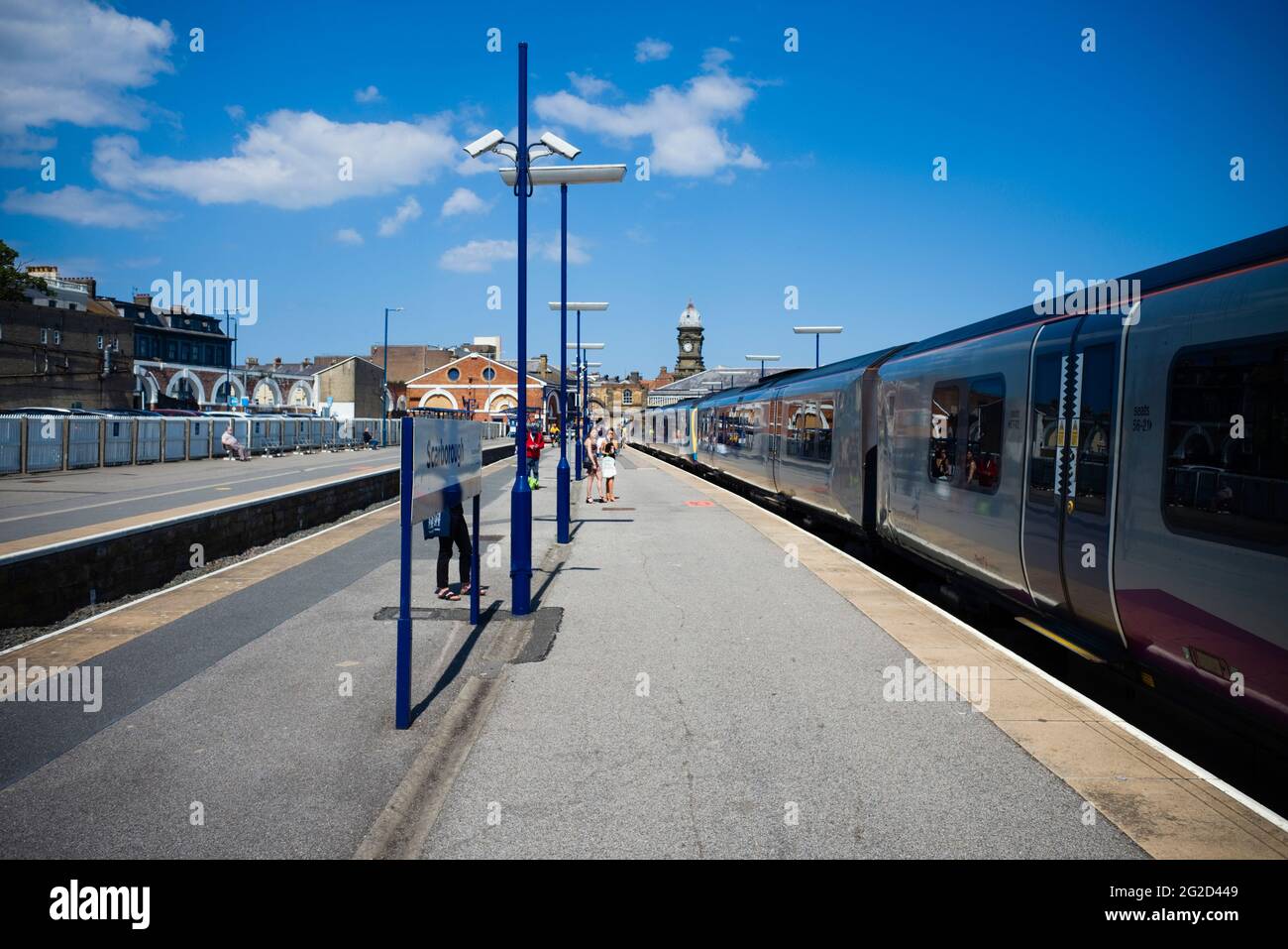 Scarborough railway station hi-res stock photography and images - Alamy