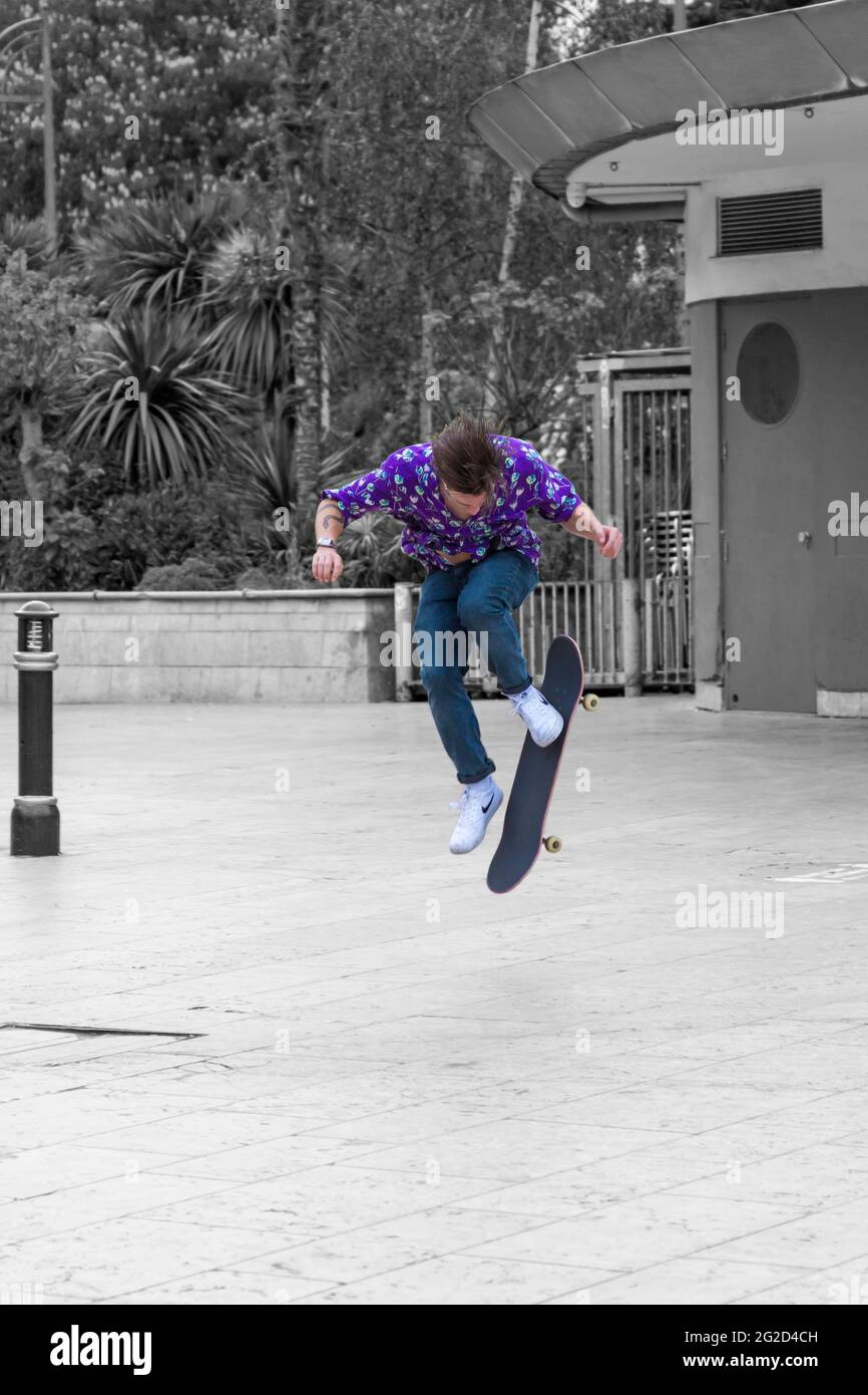 Boy on skateboard hi-res stock photography and images - Alamy