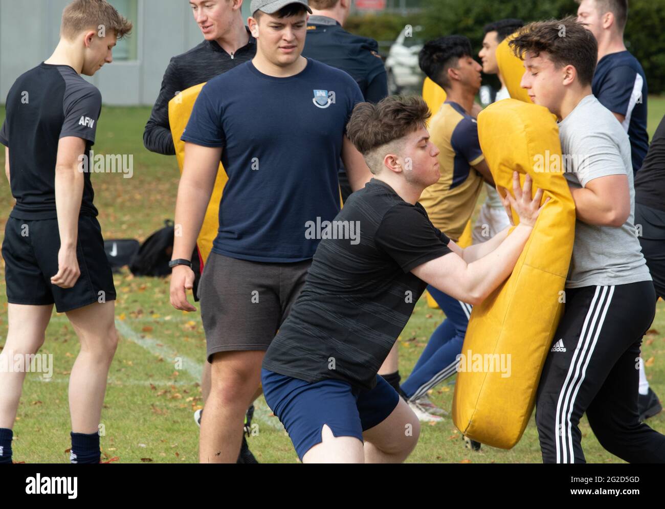 Blocking american football hi-res stock photography and images - Alamy