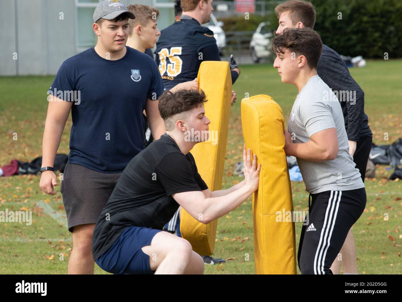 Blocking american football hi-res stock photography and images - Alamy
