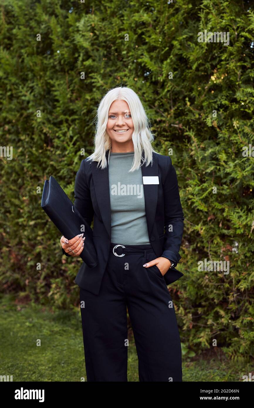 Smiling estate hi-res stock photography and images - Alamy