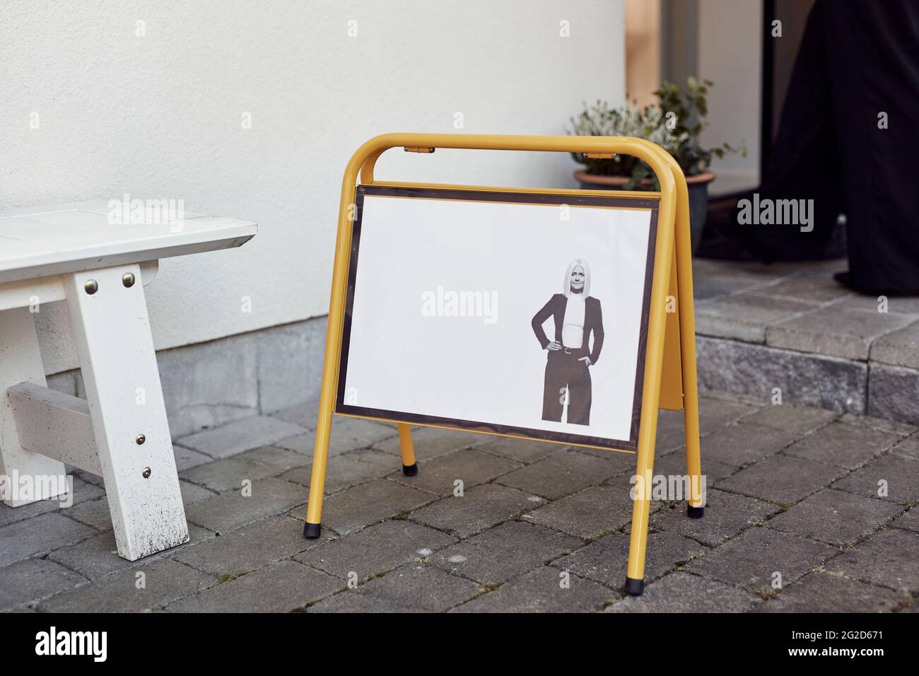 Estate agency sign hi-res stock photography and images - Alamy