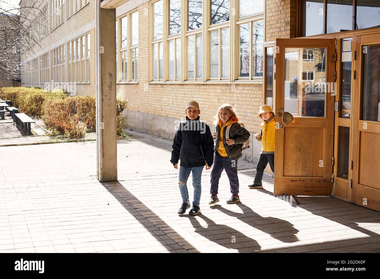 School building entrance children hi-res stock photography and images ...