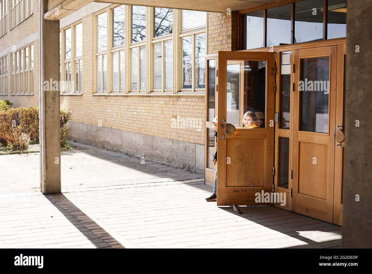 School building entrance children hi-res stock photography and images ...