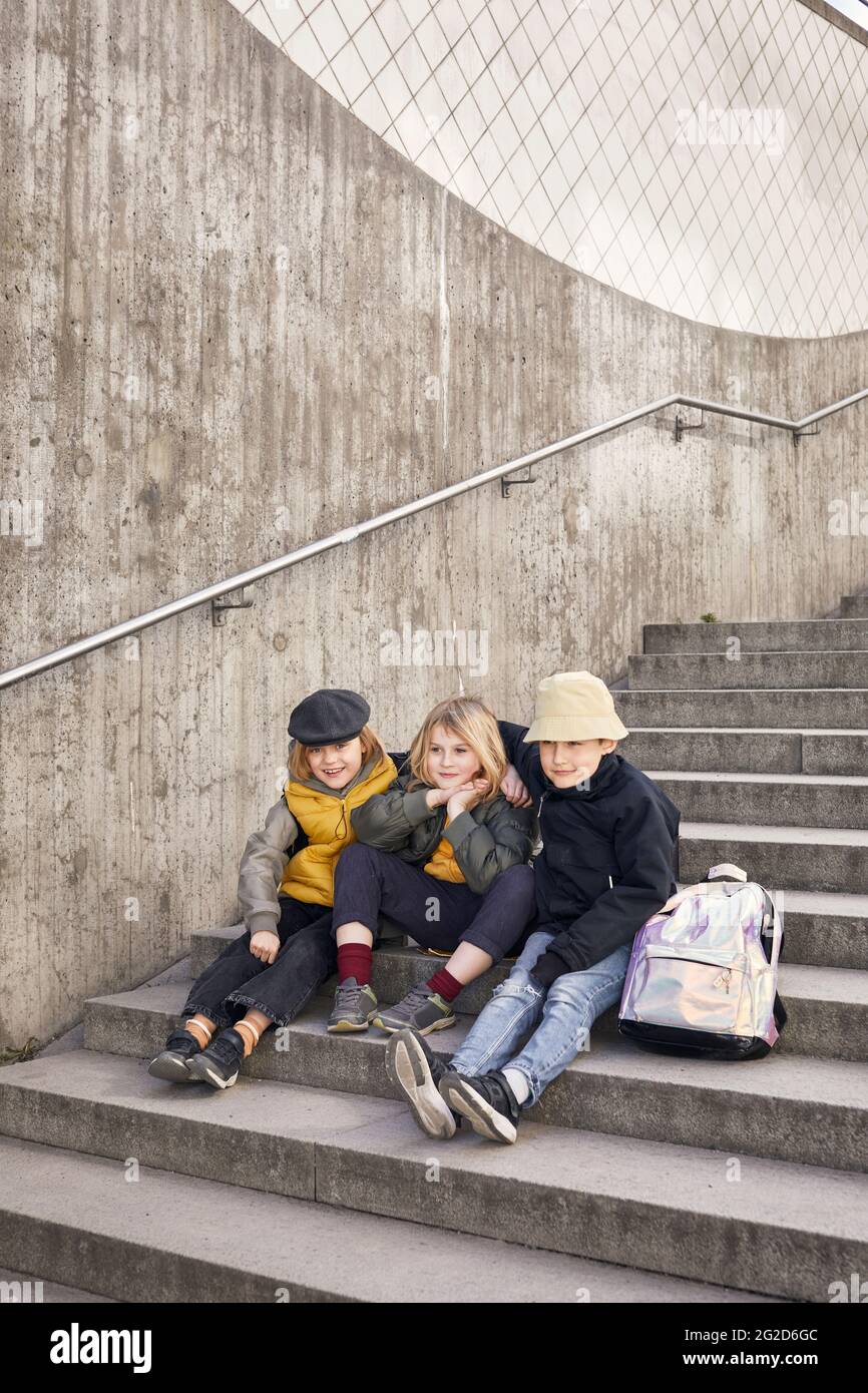 Girl and boy sitting on stairs hi-res stock photography and images - Alamy
