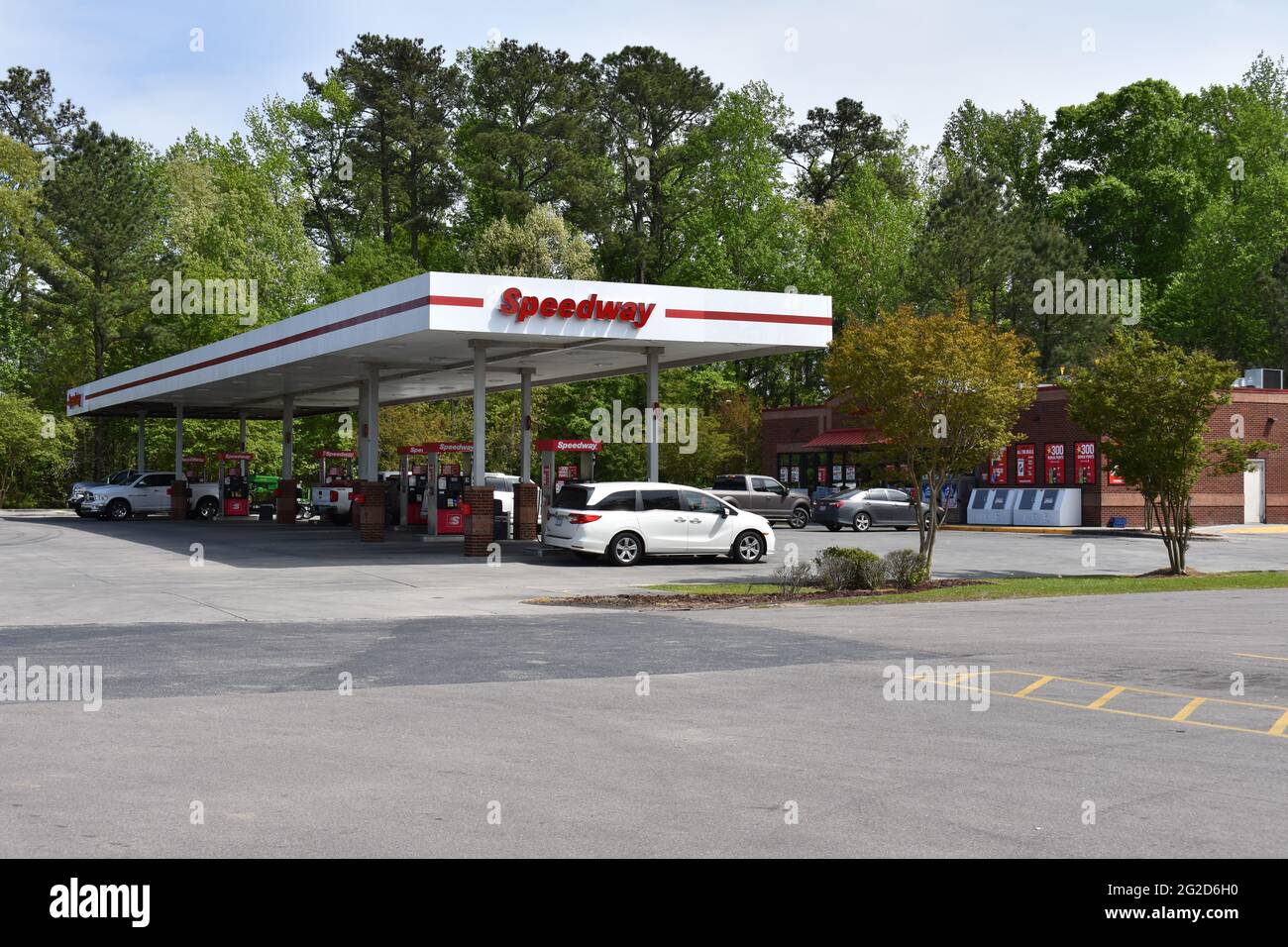 Cars at the pumps of a Speedway Store getting gas Stock Photo - Alamy