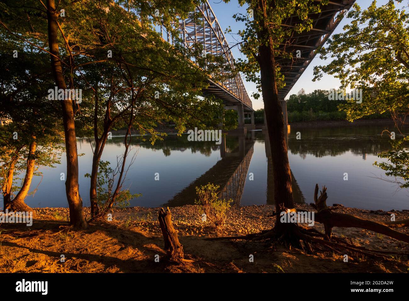 The Jefferson City Bridge carries U.S. Highway 63 across the Missouri ...