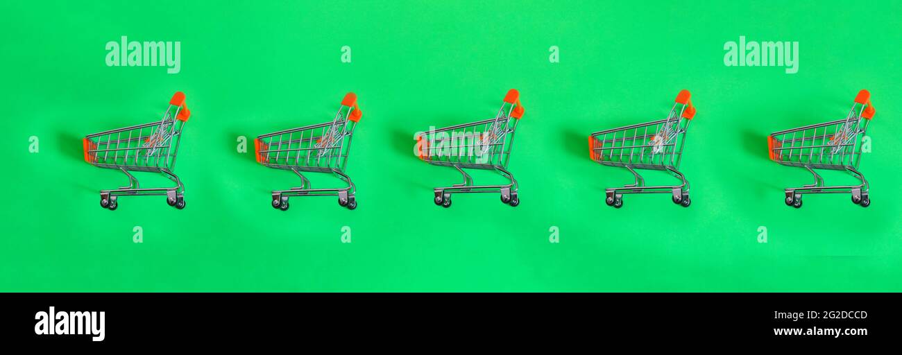 Green and metal shopping cart hi-res stock photography and images - Alamy