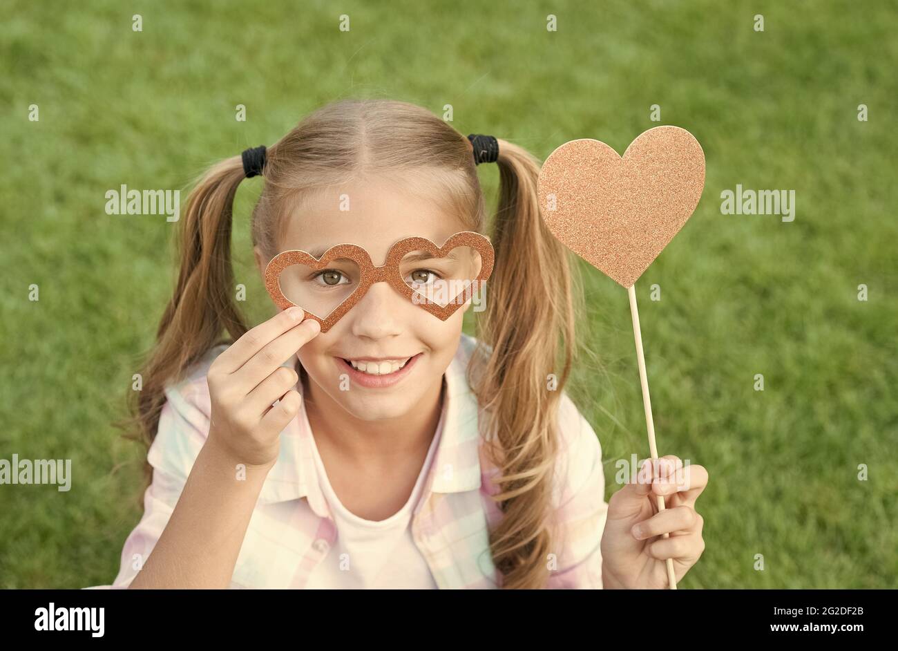 Love these fun Valentine props. Valentines girl hold photo booth props ...