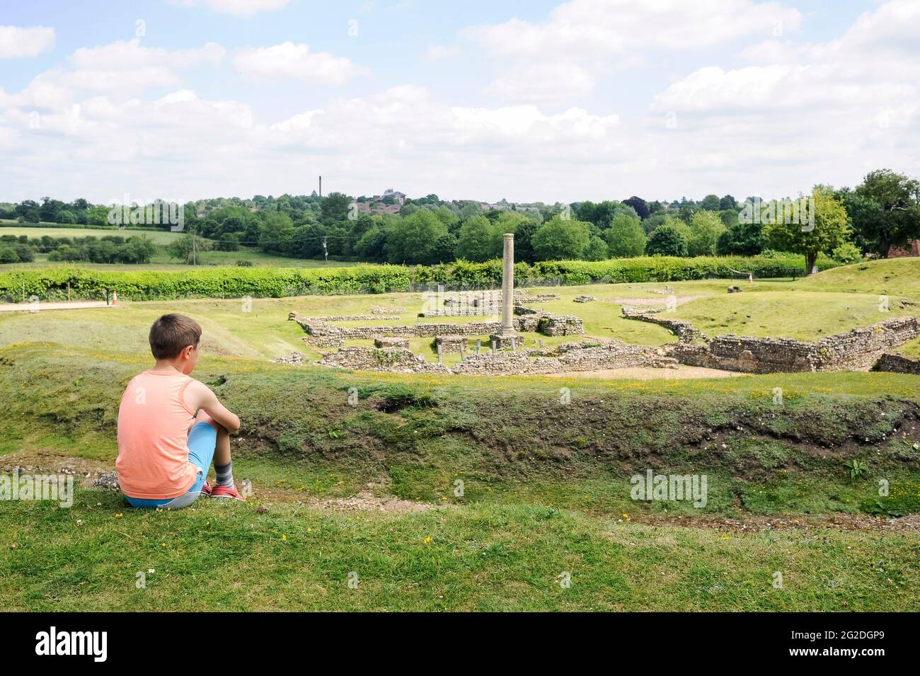 Kid looking at the roman ruins in St Albans, England Stock Photo - Alamy