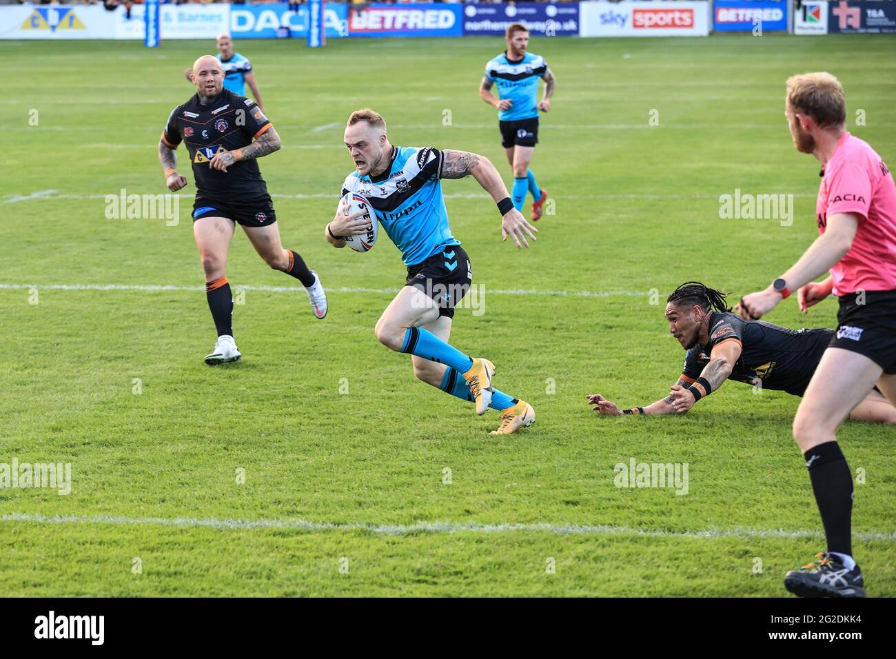 Adam Swift (21) of Hull FC goes over for a try Stock Photo - Alamy