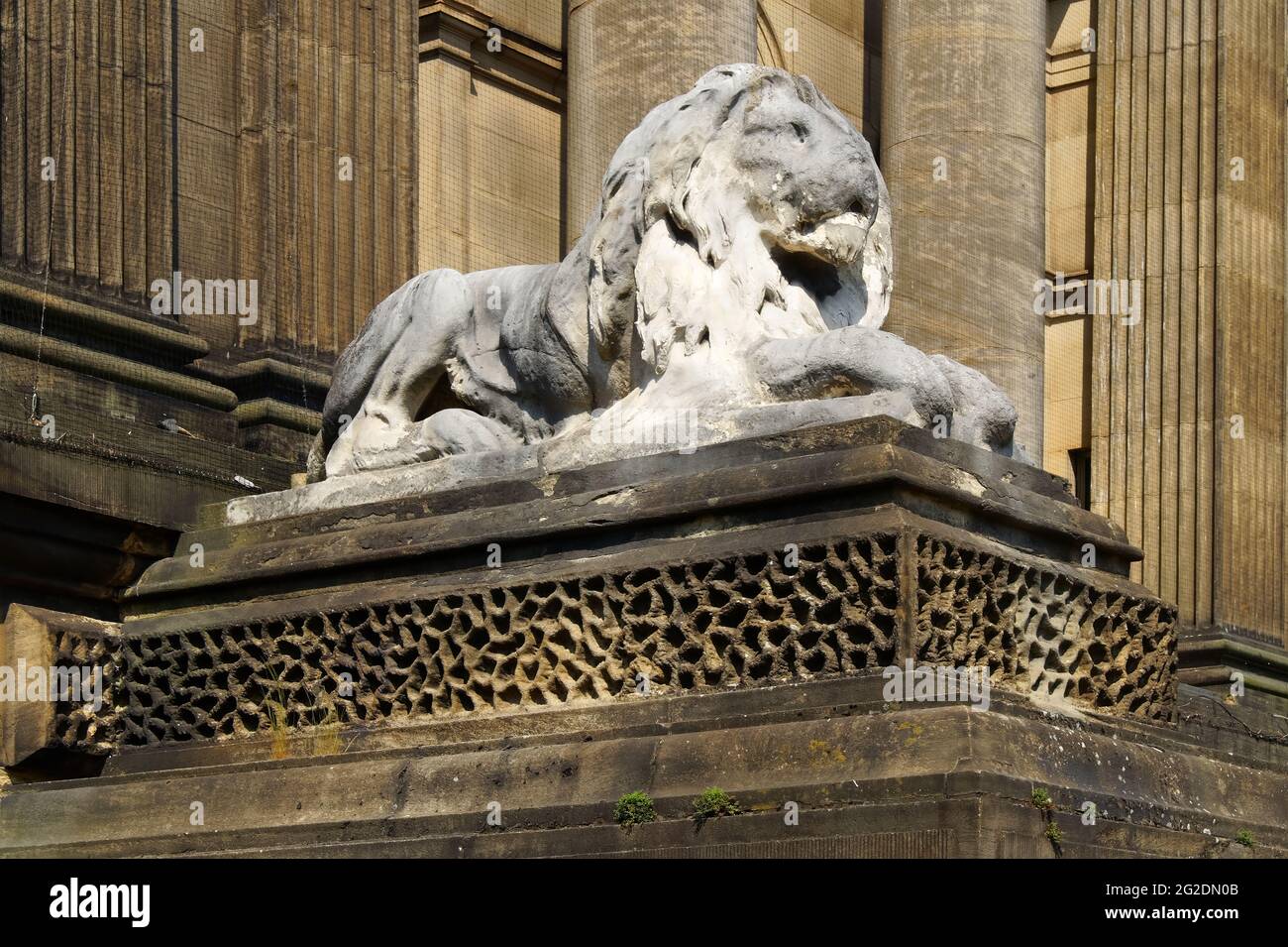 Leeds united statue hi-res stock photography and images - Alamy