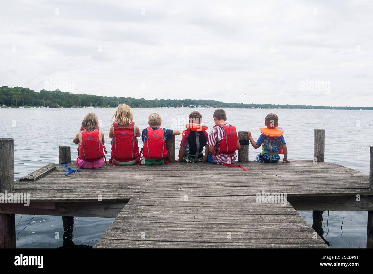 Kids sitting on dock hi-res stock photography and images - Alamy