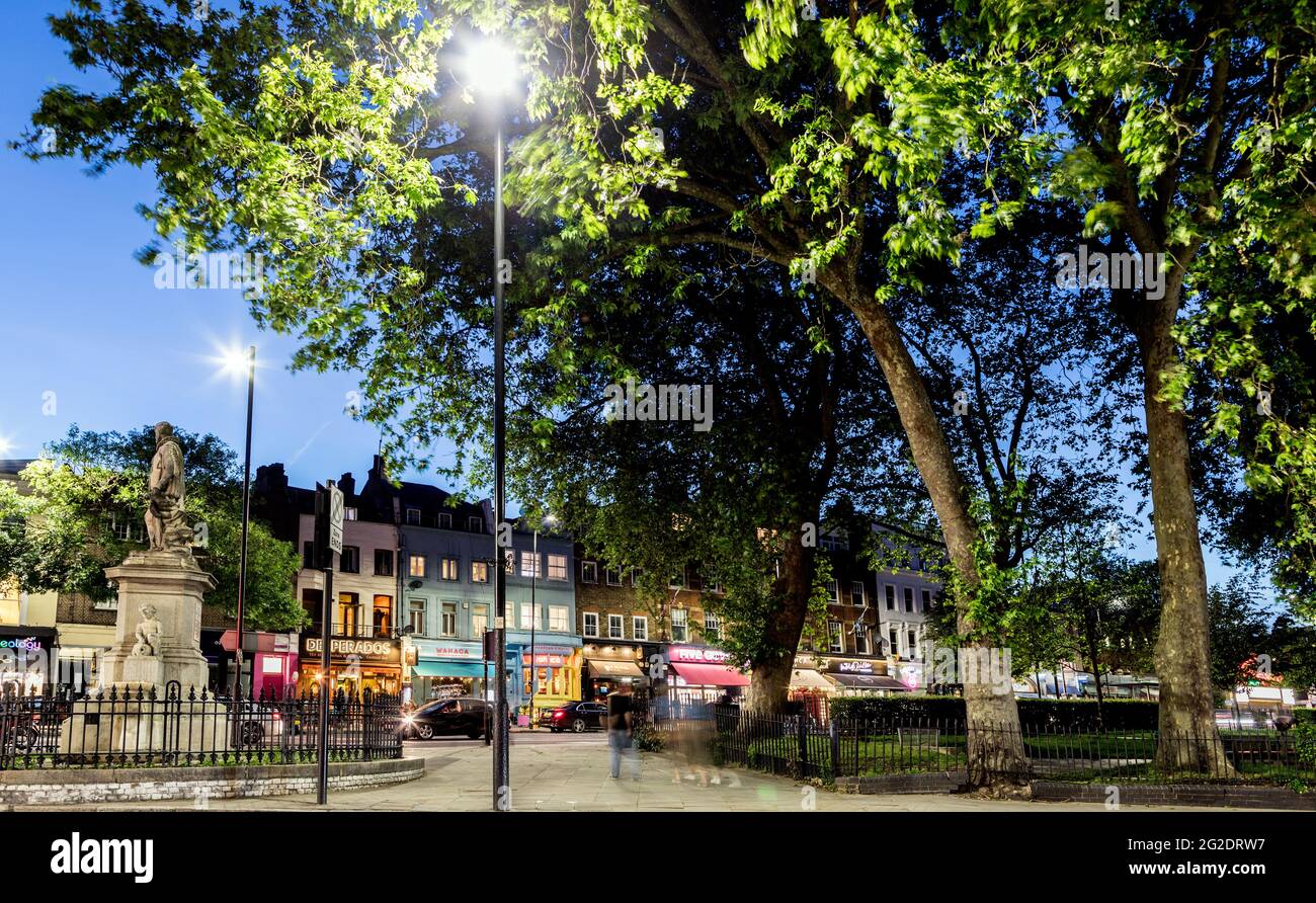 London streets at night hi-res stock photography and images - Alamy