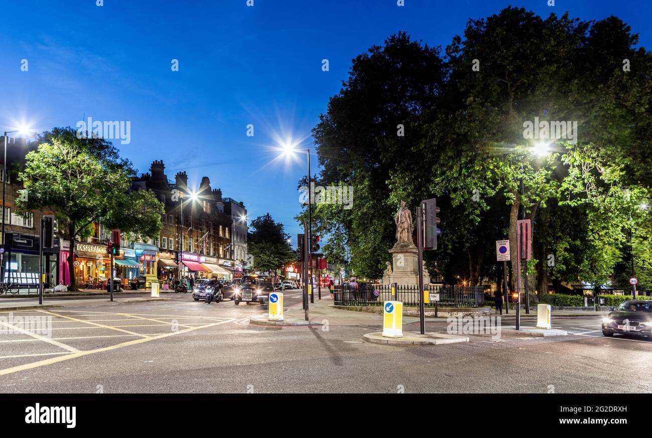 London streets at night hi-res stock photography and images - Alamy