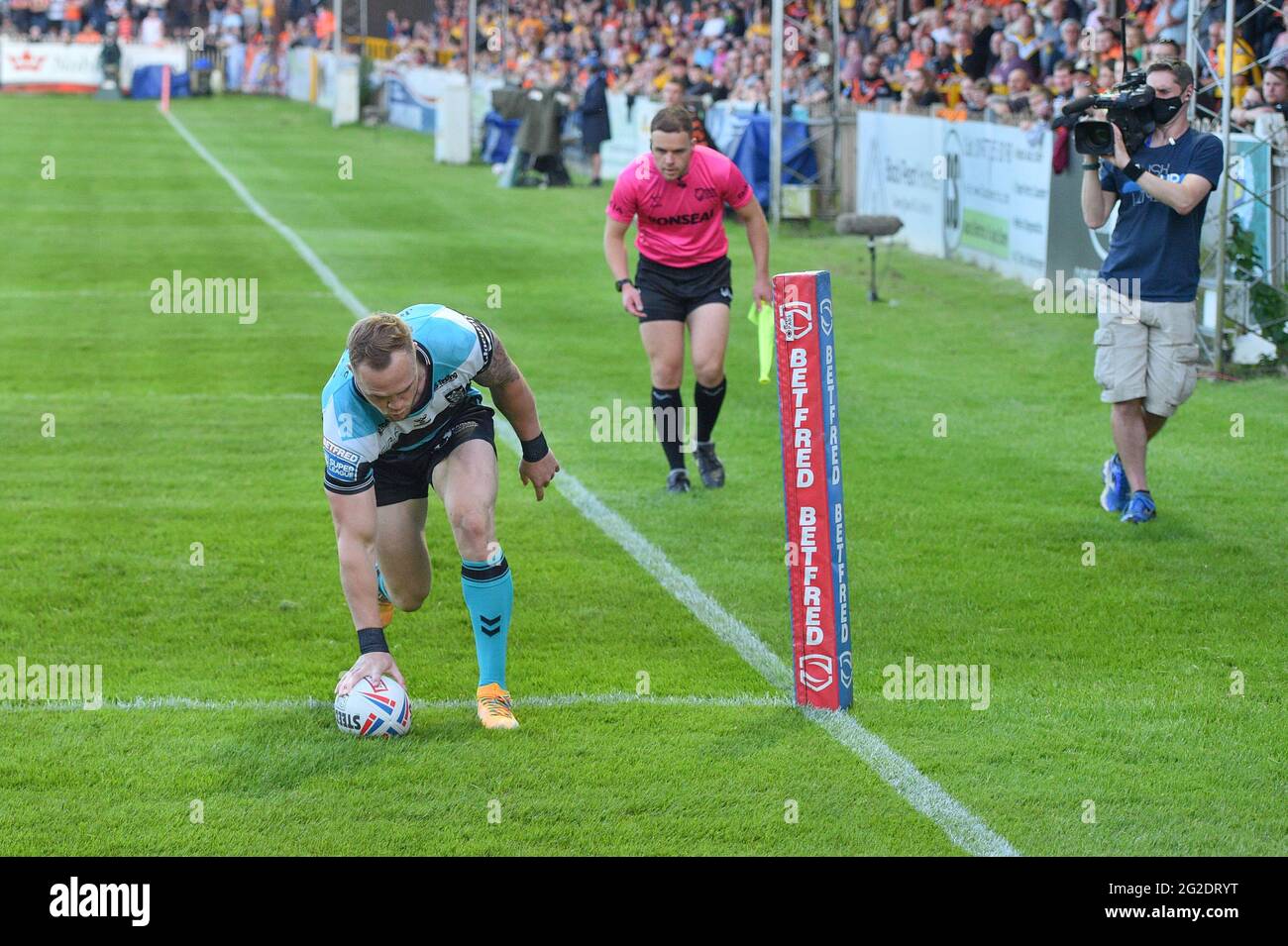 Castleford, UK. 10th June, 2021. Adam Swift (21) of Hull FC scores a ...