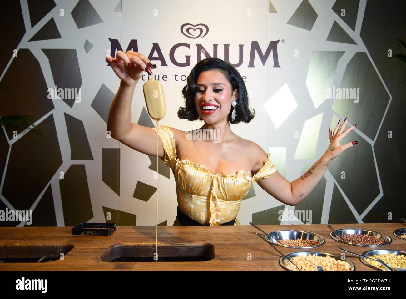 Raye Singer High Resolution Stock Photography and Images - Alamy