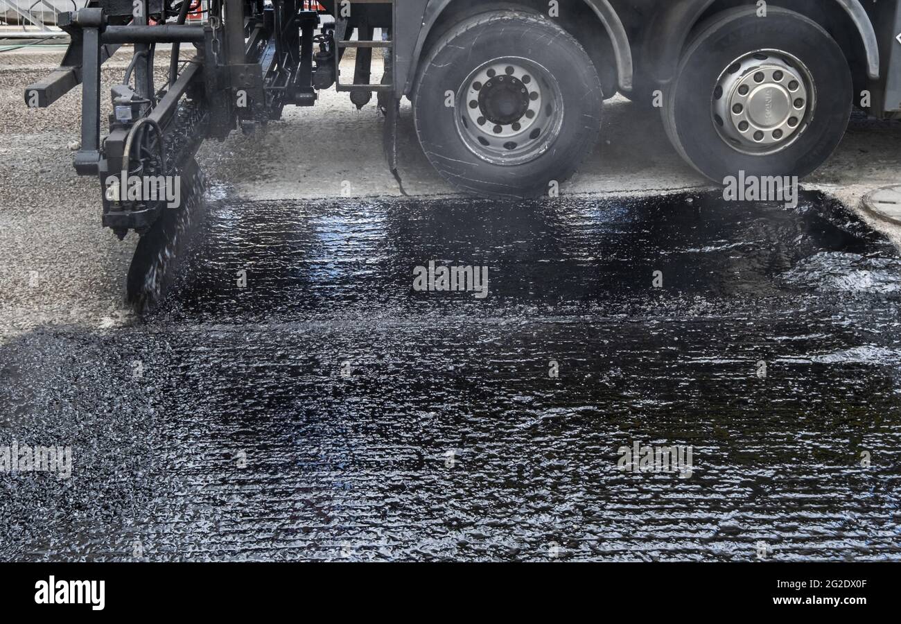 Paving the road over a bridge with porous asphalt for traffic noise ...