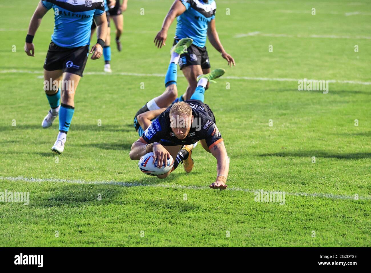 Oliver Holmes (11) of Castleford Tigers goes over for a try Stock Photo ...