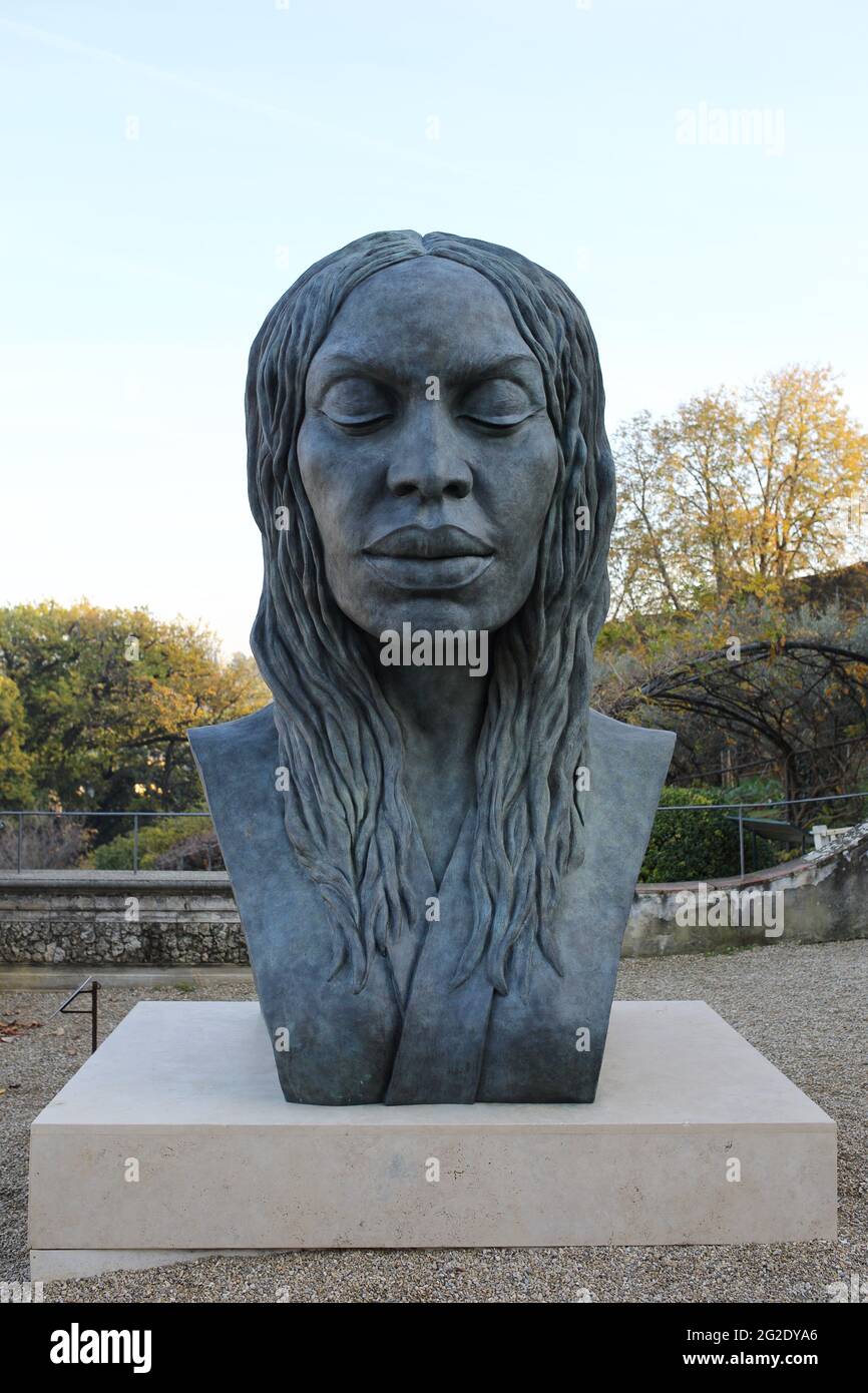 Gift sculptures hi-res stock photography and images - Alamy