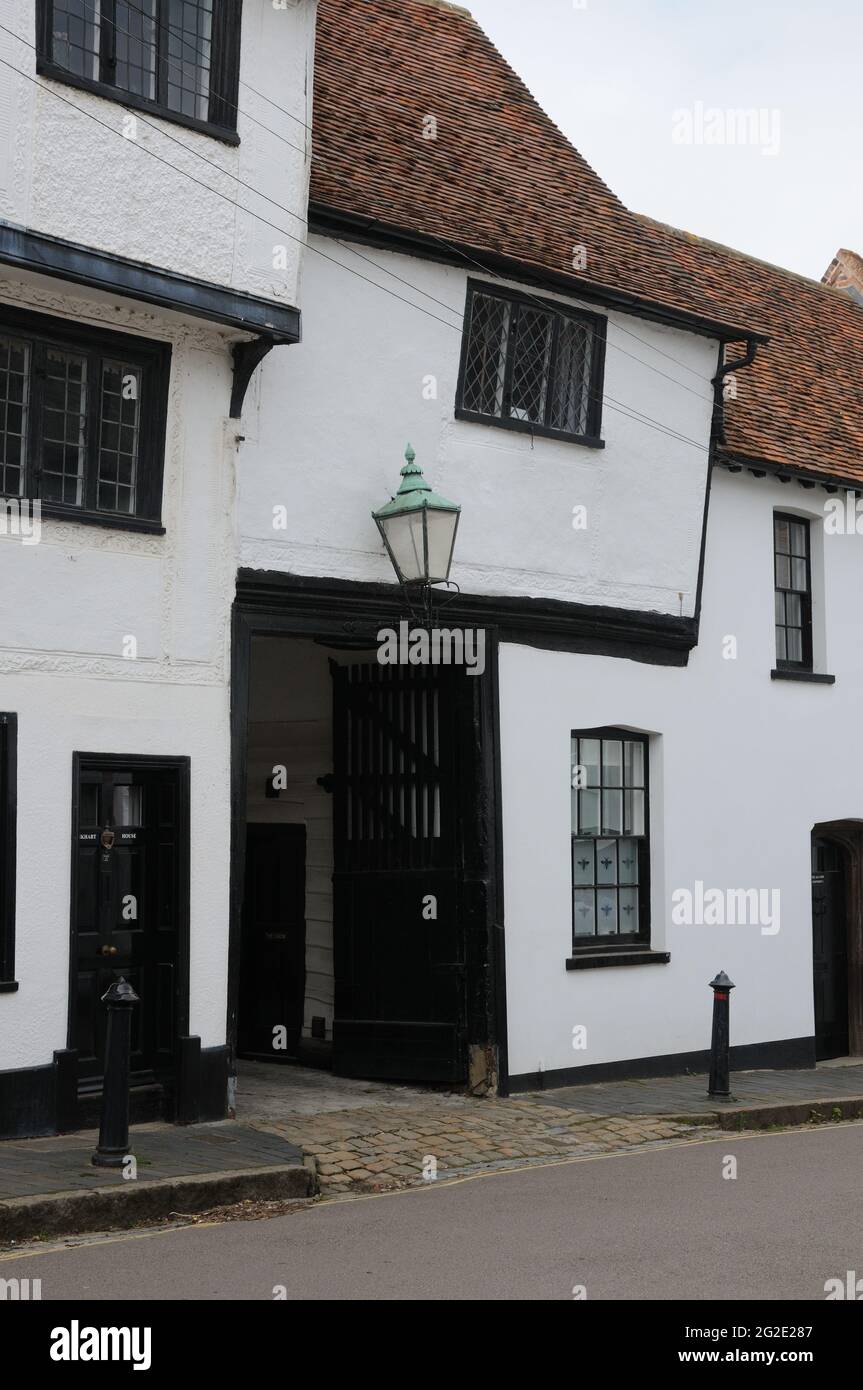 Overhanging upper storey hi-res stock photography and images - Alamy