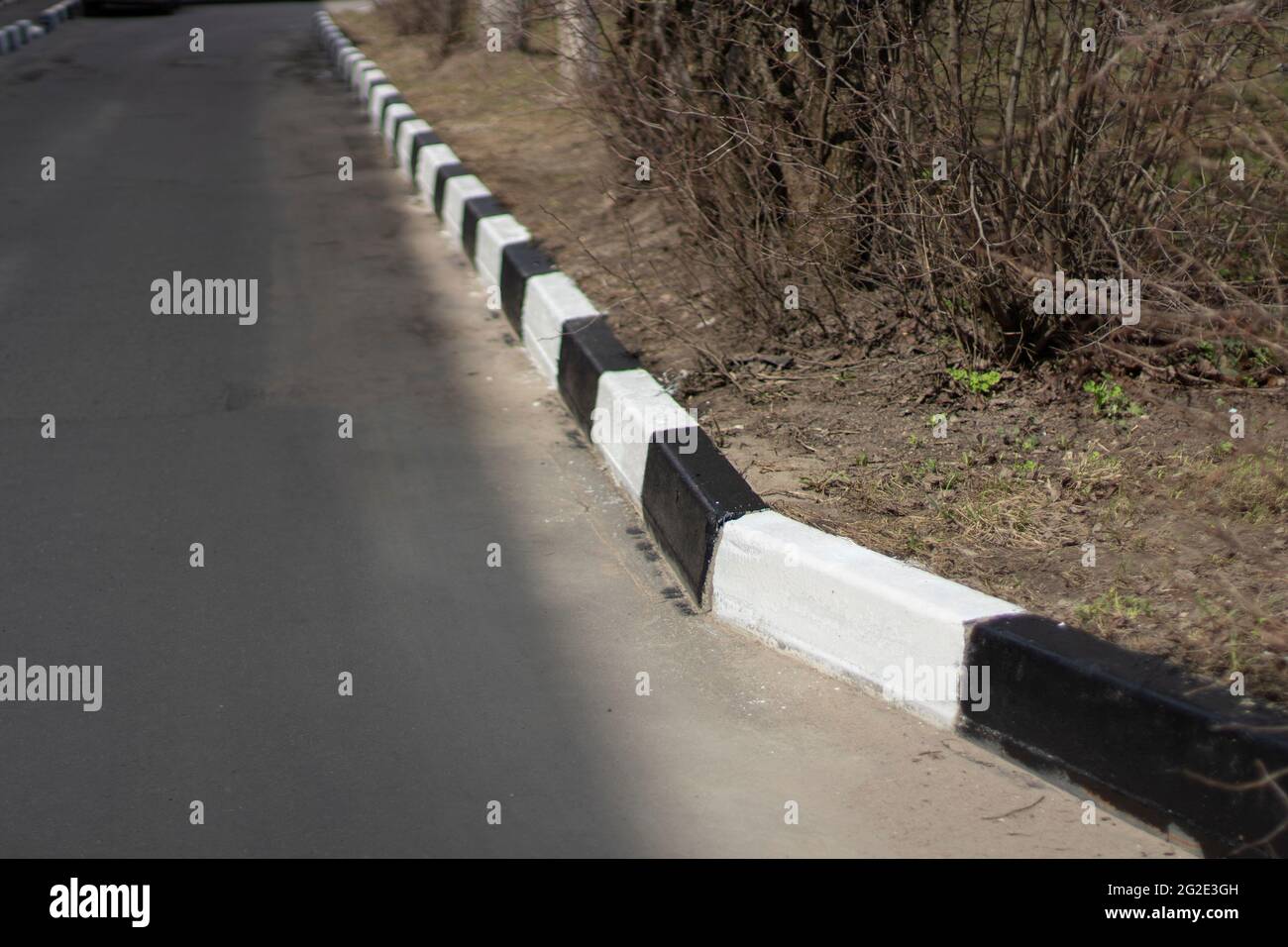 White curb stone border asphalt hi-res stock photography and images - Alamy