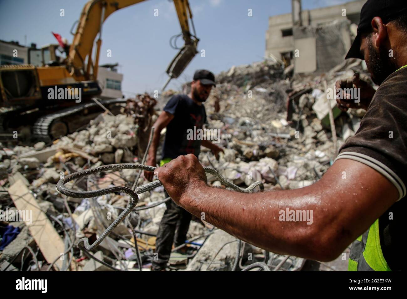 Gaza, Palestine. 10th June, 2021. Palestinian workmen breaking rubble ...